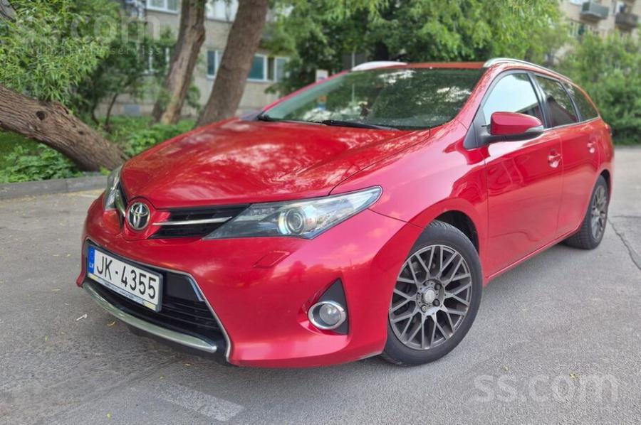 Sarkans Toyota Auris 2013 Rīga, ar dzinēja tilpumu 1.40 L un nobraukumu 238 tūkst. km par 5850 €, foto 4 vietnē AUTOMOTO.COM.LV