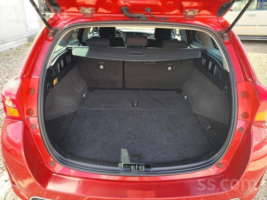 Sarkans Toyota Auris 2013 Rīga, ar dzinēja tilpumu 1.40 L un nobraukumu 238 tūkst. km par 5700 €, foto 9 vietnē AUTOMOTO.COM.LV