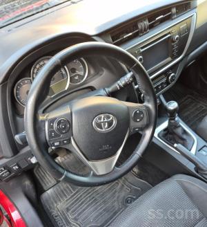 Sarkans Toyota Auris 2013 Rīga, ar dzinēja tilpumu 1.40 L un nobraukumu 238 tūkst. km par 5700 €, foto 11 vietnē AUTOMOTO.COM.LV