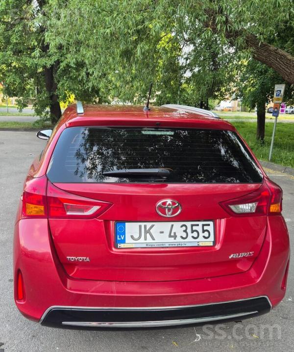 Red Toyota Auris 2013 in Riga, with an engine capacity of 1.40 L and mileage of 238 thousand km for 5000 €, photo 3 on AUTOMOTO.COM.LV