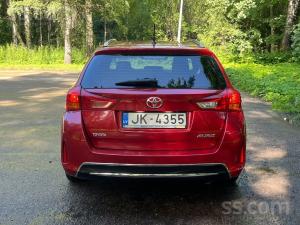 Red Toyota Auris 2013 in Riga, with an engine capacity of 1.40 L and mileage of 0 thousand km for 5599 €, photo 5 on AUTOMOTO.COM.LV