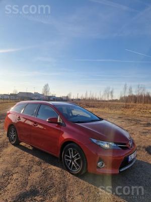 Sarkans Toyota Auris 2014 Rīga, ar dzinēja tilpumu 2.00 L un nobraukumu 184 tūkst. km par 5500 €, foto  vietnē AUTOMOTO.COM.LV