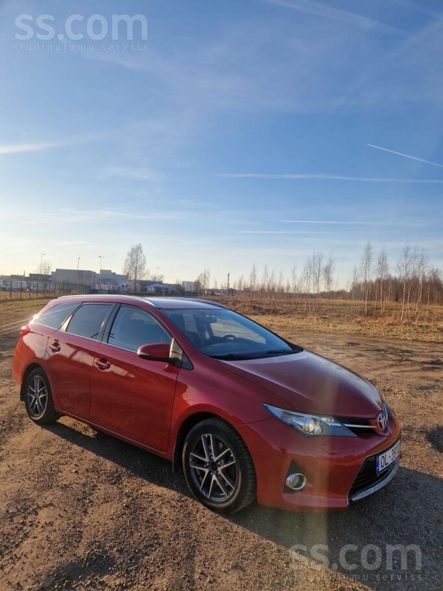 Sarkans Toyota Auris 2014 Rīga, ar dzinēja tilpumu 2.00 L un nobraukumu 184 tūkst. km par 5500 €, foto 1 vietnē AUTOMOTO.COM.LV