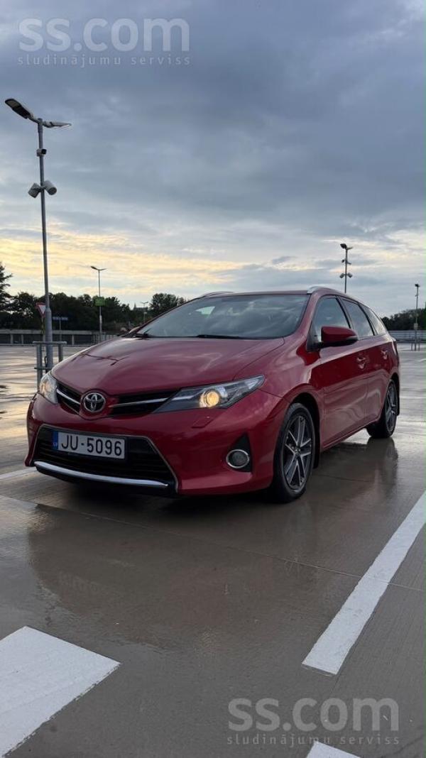 Sarkans Toyota Auris 2014 Rīga, ar dzinēja tilpumu 2.00 L un nobraukumu 374 tūkst. km par 5050 €, foto 2 vietnē AUTOMOTO.COM.LV