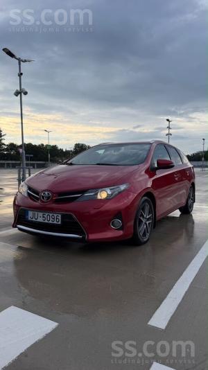 Red Toyota Auris 2014 in Riga, with an engine capacity of 2.00 L and mileage of 374 thousand km for 5050 €, photo 3 on AUTOMOTO.COM.LV