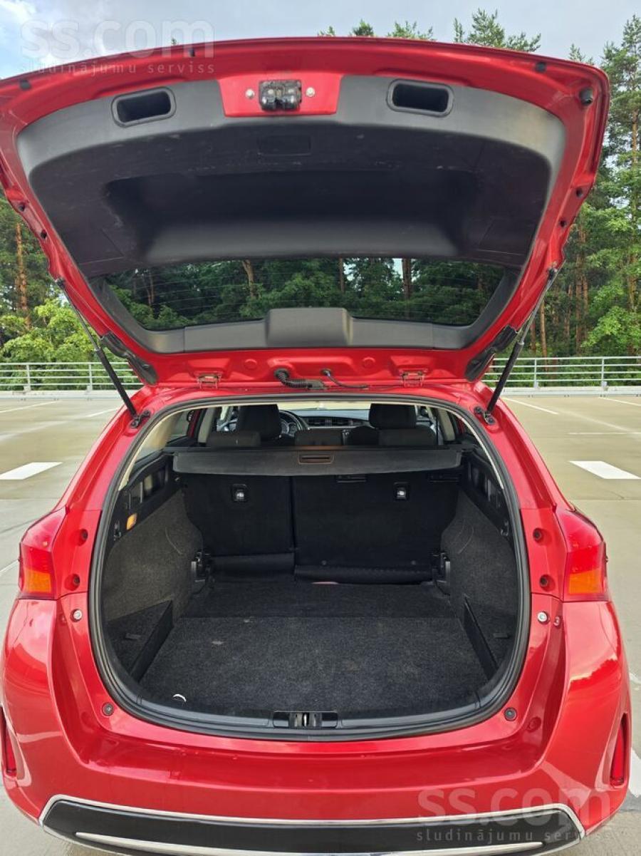 Red Toyota Auris 2014 in Riga, with an engine capacity of 2.00 L and mileage of 374 thousand km for 5050 €, photo 5 on AUTOMOTO.COM.LV