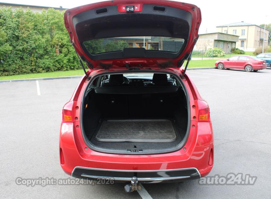 Red Toyota Auris 2014 in Rapla, with an engine capacity of 2.00 L and mileage of 151 thousand km for 7490 €, photo 14 on AUTOMOTO.COM.LV