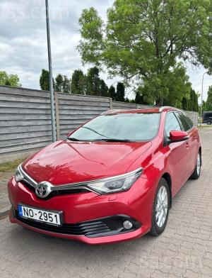 Sarkans Toyota Auris 2015 Rīga, ar dzinēja tilpumu 1.60 L un nobraukumu 196 tūkst. km par 6700 €, foto  vietnē AUTOMOTO.COM.LV