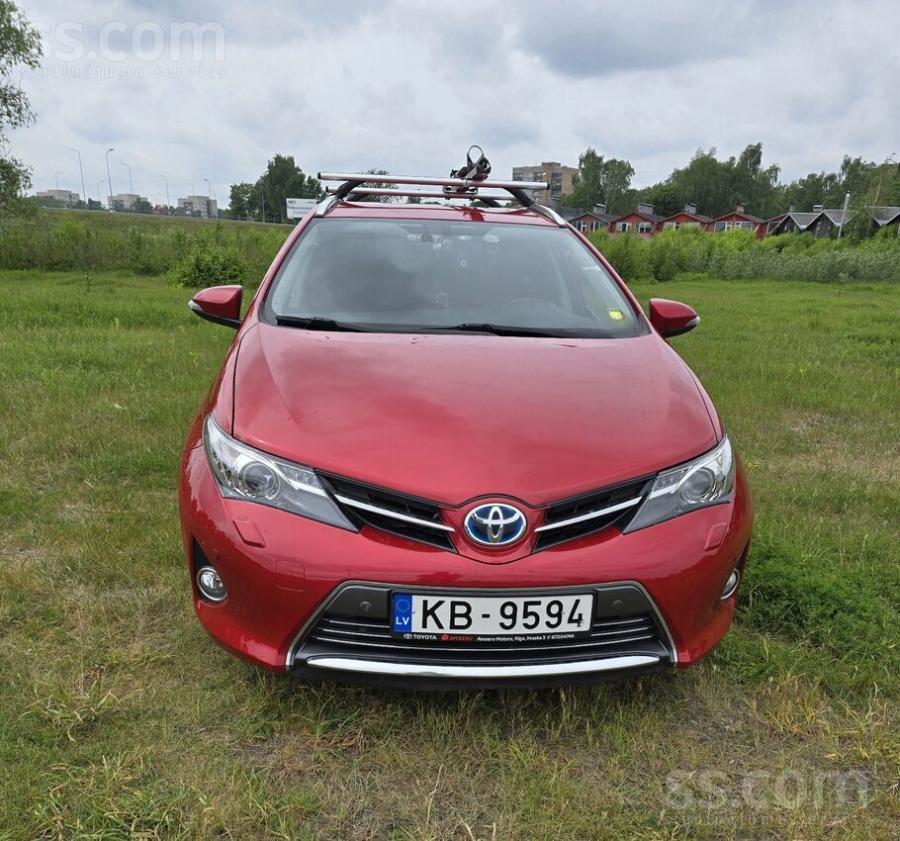 Красный Тойота Аурис 2015 в Рига, объемом двигателя 1.80 л и пробегом 94 тыс. км за 9250 €, фото 1 на AUTOMOTO.COM.LV