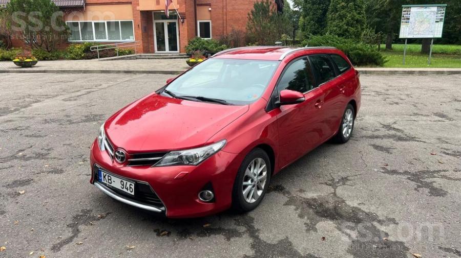 Sarkans Toyota Auris 2015 Jelgava, ar dzinēja tilpumu 1.60 L un nobraukumu 155 tūkst. km par 6200 €, foto 8 vietnē AUTOMOTO.COM.LV