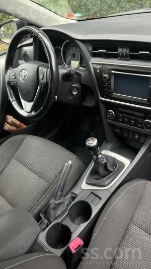 Sarkans Toyota Auris 2015 Jelgava, ar dzinēja tilpumu 1.60 L un nobraukumu 155 tūkst. km par 6200 €, foto 25 vietnē AUTOMOTO.COM.LV