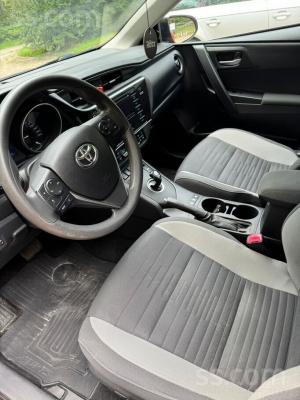 Sarkans Toyota Auris 2016 Rēzekne, ar dzinēja tilpumu 1.80 L un nobraukumu 220 tūkst. km par 8800 €, foto 9 vietnē AUTOMOTO.COM.LV