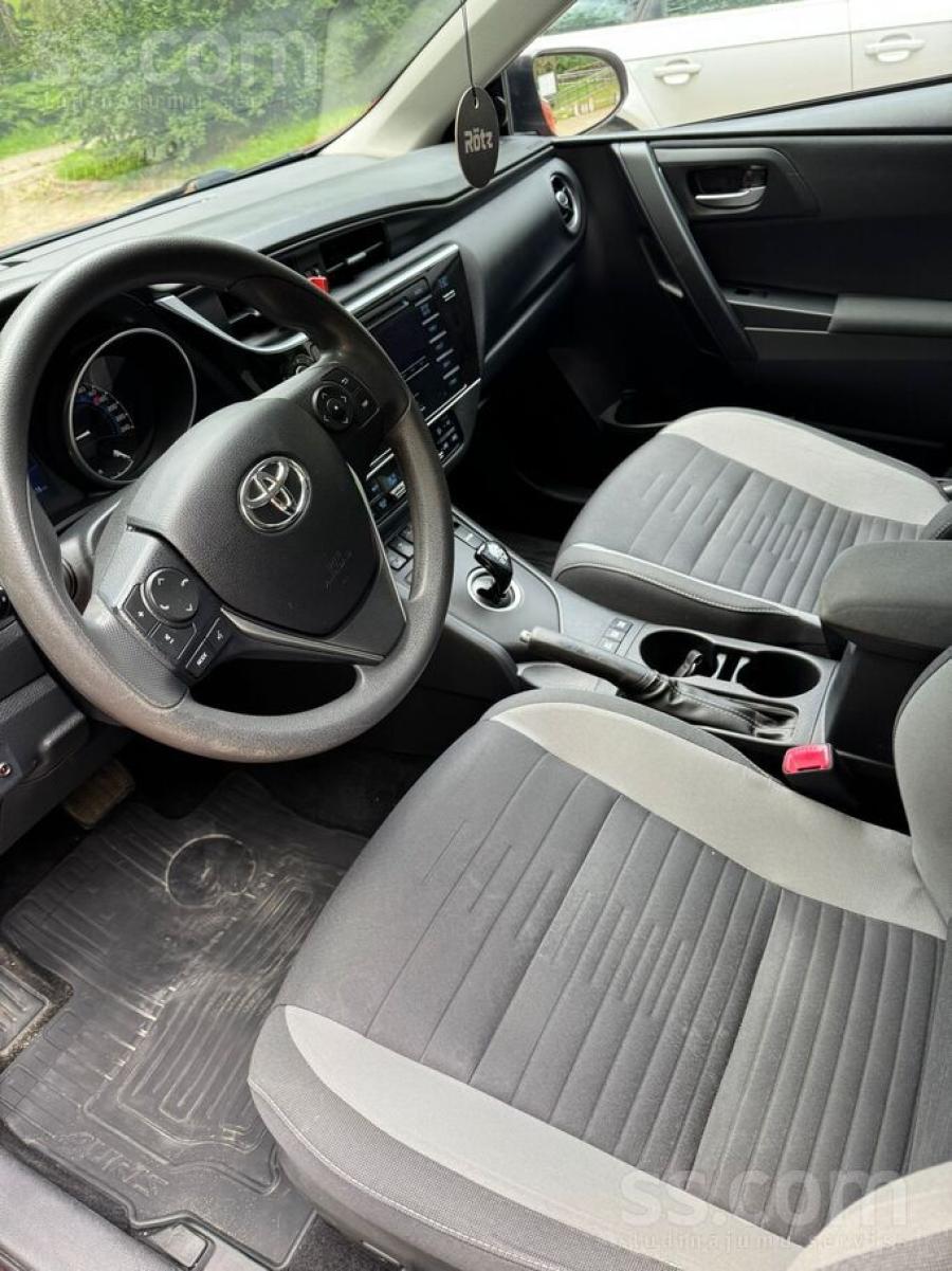 Sarkans Toyota Auris 2016 Rēzekne, ar dzinēja tilpumu 1.80 L un nobraukumu 220 tūkst. km par 8800 €, foto 9 vietnē AUTOMOTO.COM.LV