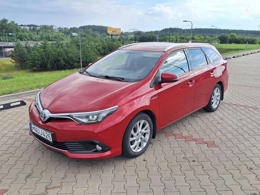 Sarkans Toyota Auris 2016 Viļņa, ar dzinēja tilpumu 1.80 L un nobraukumu 190 tūkst. km par 9250 €, foto 1 vietnē AUTOMOTO.COM.LV