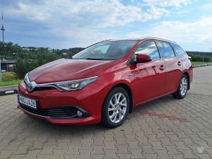Sarkans Toyota Auris 2016 Viļņa, ar dzinēja tilpumu 1.80 L un nobraukumu 190 tūkst. km par 9250 €, foto 3 vietnē AUTOMOTO.COM.LV