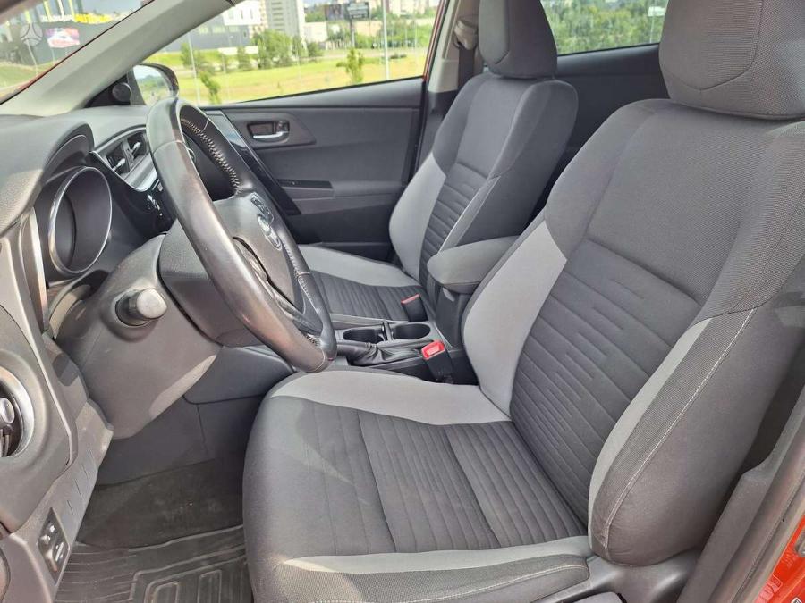 Sarkans Toyota Auris 2016 Viļņa, ar dzinēja tilpumu 1.80 L un nobraukumu 190 tūkst. km par 9250 €, foto 12 vietnē AUTOMOTO.COM.LV