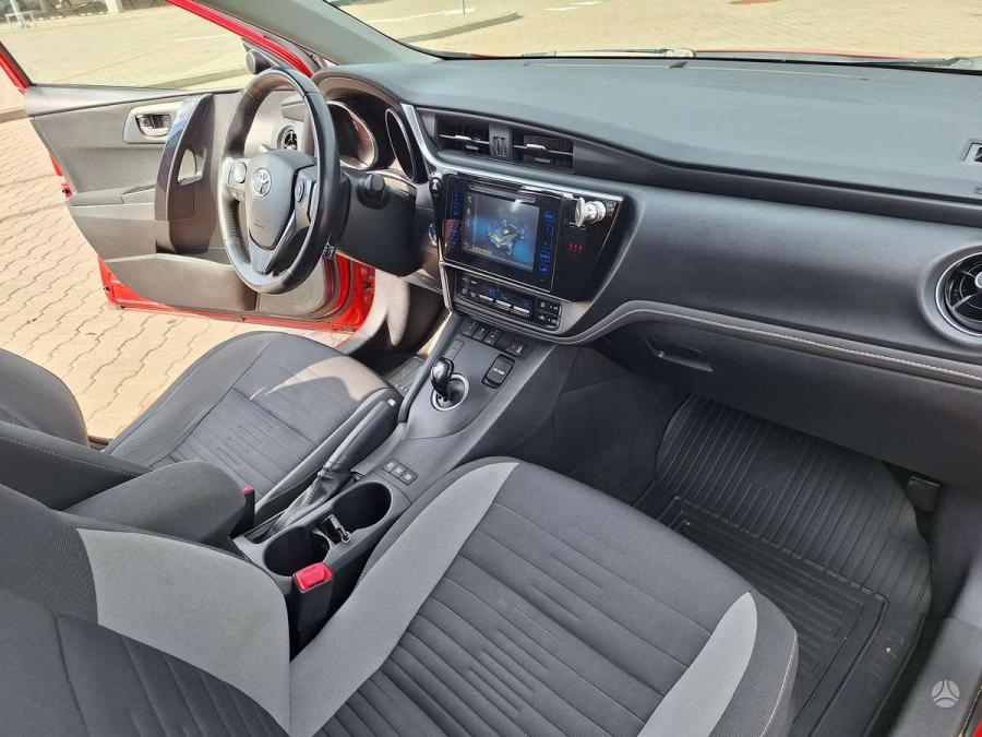 Sarkans Toyota Auris 2016 Viļņa, ar dzinēja tilpumu 1.80 L un nobraukumu 190 tūkst. km par 9250 €, foto 15 vietnē AUTOMOTO.COM.LV