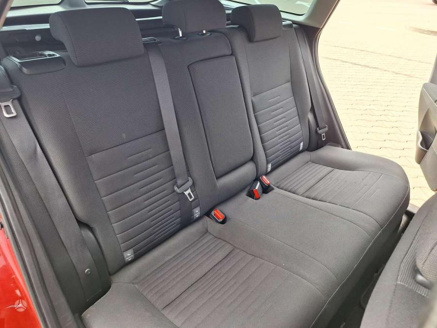 Sarkans Toyota Auris 2016 Viļņa, ar dzinēja tilpumu 1.80 L un nobraukumu 190 tūkst. km par 9250 €, foto 17 vietnē AUTOMOTO.COM.LV