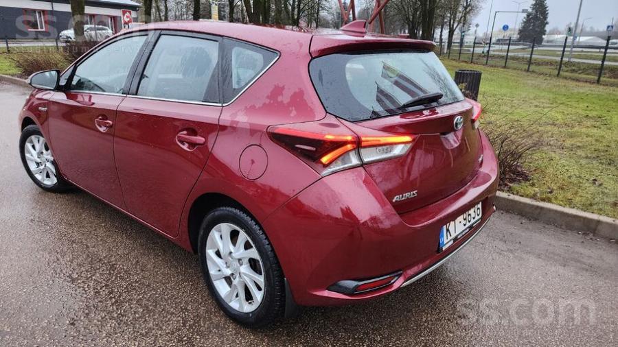 Red Toyota Auris 2017 in Ogre, with an engine capacity of 1.80 L and mileage of 0 thousand km for 10950 €, photo 4 on AUTOMOTO.COM.LV