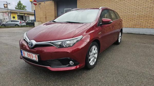 Red Toyota Auris 2017 in Riga, with an engine capacity of 1.80 L and mileage of 152 thousand km for 12500 €, photo 1 on AUTOMOTO.COM.LV