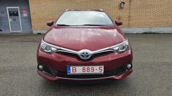 Red Toyota Auris 2017 in Riga, with an engine capacity of 1.80 L and mileage of 152 thousand km for 12500 €, photo 2 on AUTOMOTO.COM.LV
