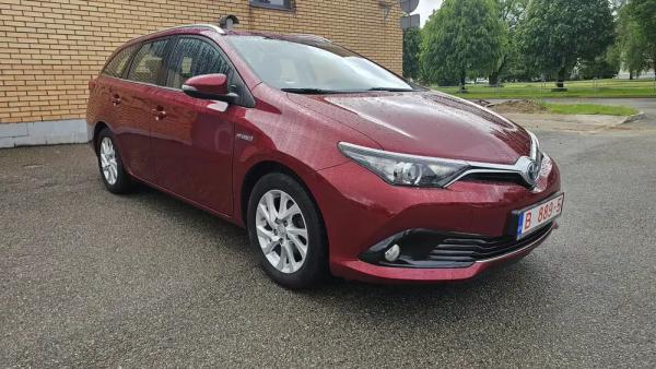 Red Toyota Auris 2017 in Riga, with an engine capacity of 1.80 L and mileage of 152 thousand km for 12500 €, photo 3 on AUTOMOTO.COM.LV