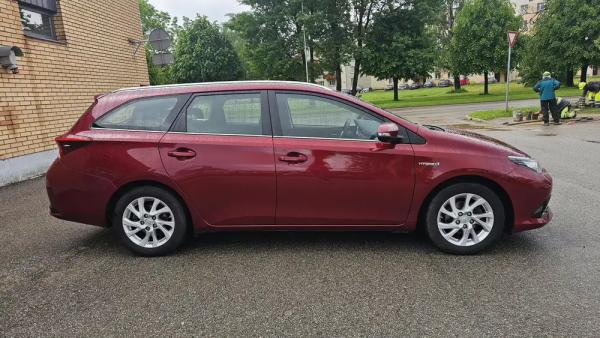 Red Toyota Auris 2017 in Riga, with an engine capacity of 1.80 L and mileage of 152 thousand km for 12500 €, photo 4 on AUTOMOTO.COM.LV