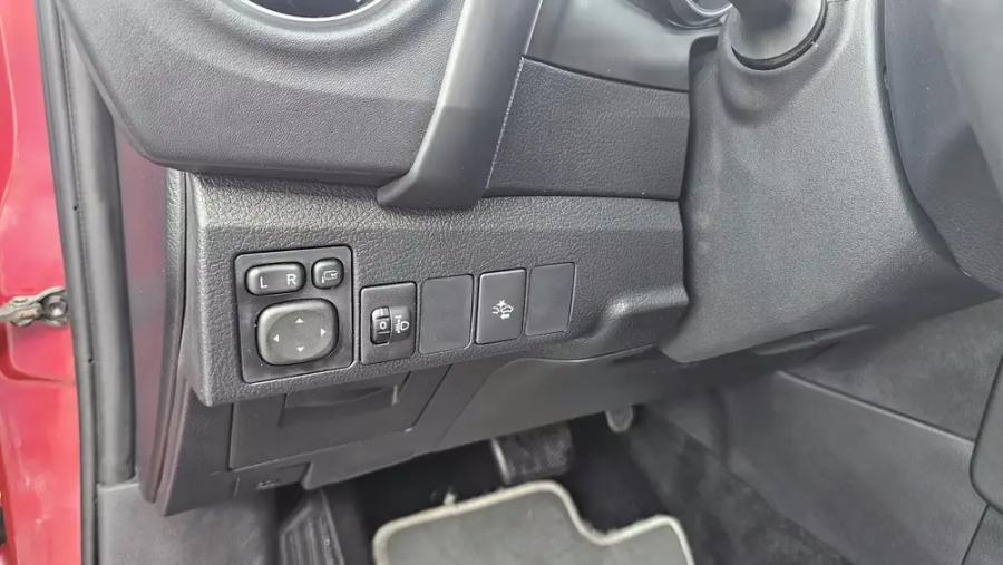 Sarkans Toyota Auris 2017 Rīga, ar dzinēja tilpumu 1.80 L un nobraukumu 152 tūkst. km par 12500 €, foto 14 vietnē AUTOMOTO.COM.LV