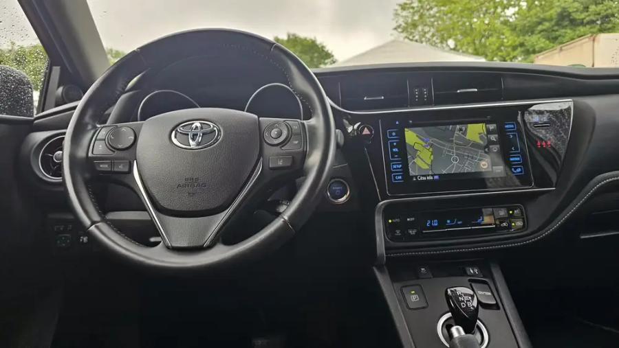 Sarkans Toyota Auris 2017 Rīga, ar dzinēja tilpumu 1.80 L un nobraukumu 152 tūkst. km par 12500 €, foto 16 vietnē AUTOMOTO.COM.LV