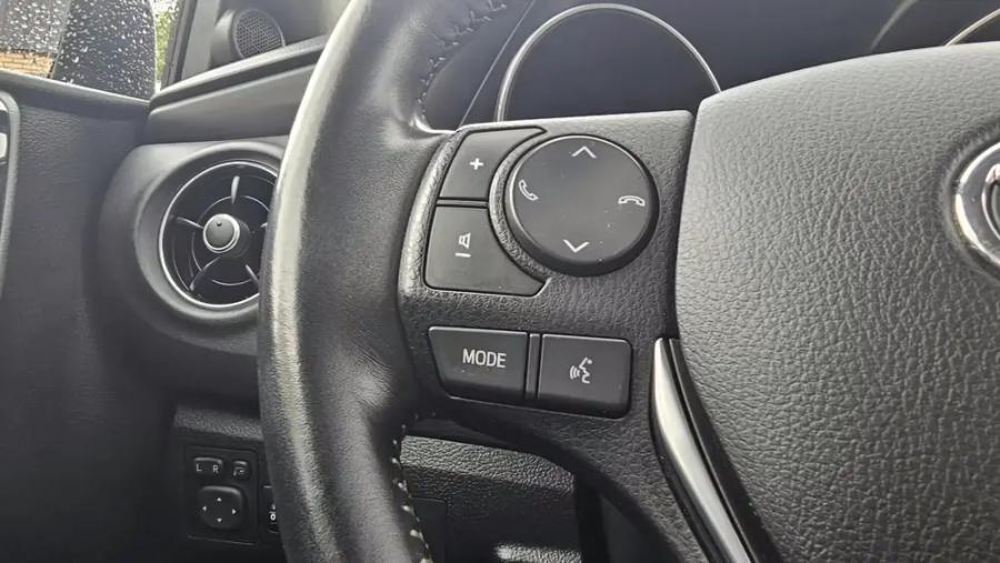 Sarkans Toyota Auris 2017 Rīga, ar dzinēja tilpumu 1.80 L un nobraukumu 152 tūkst. km par 12500 €, foto 19 vietnē AUTOMOTO.COM.LV