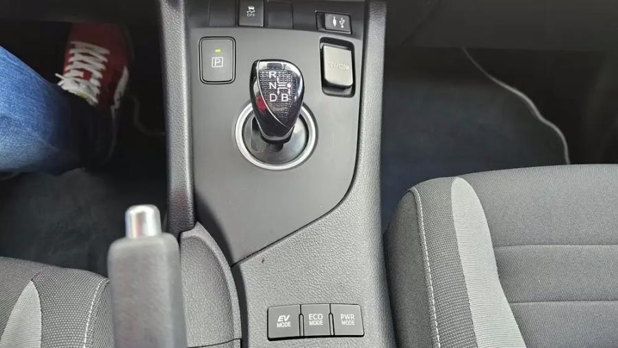 Sarkans Toyota Auris 2017 Rīga, ar dzinēja tilpumu 1.80 L un nobraukumu 152 tūkst. km par 12500 €, foto 30 vietnē AUTOMOTO.COM.LV