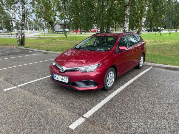 Red Toyota Auris 2017 in Riga, with an engine capacity of 1.60 L and mileage of 160 thousand km for 7890 €, photo 3 on AUTOMOTO.COM.LV