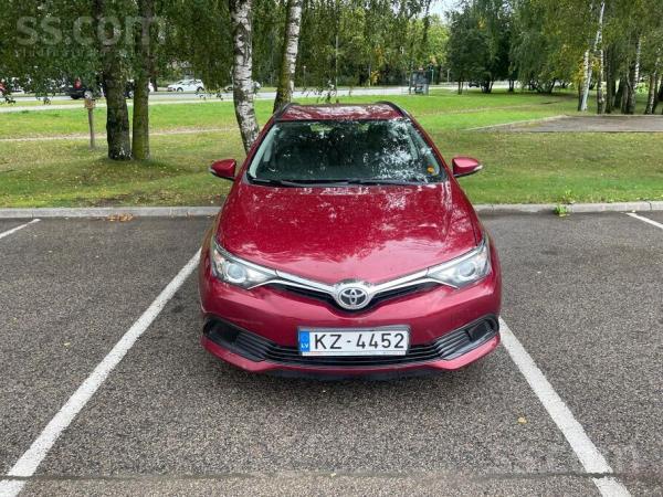 Red Toyota Auris 2017 in Riga, with an engine capacity of 1.60 L and mileage of 160 thousand km for 7890 €, photo 4 on AUTOMOTO.COM.LV