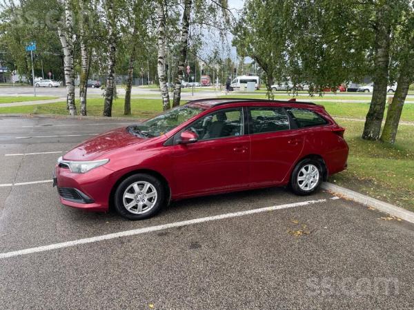 Red Toyota Auris 2017 in Riga, with an engine capacity of 1.60 L and mileage of 160 thousand km for 7890 €, photo 5 on AUTOMOTO.COM.LV