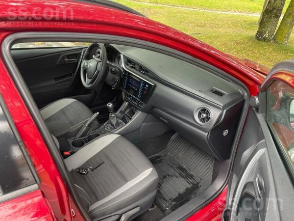Red Toyota Auris 2017 in Riga, with an engine capacity of 1.60 L and mileage of 160 thousand km for 7890 €, photo 11 on AUTOMOTO.COM.LV