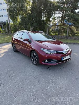 Sarkans Toyota Auris 2018 Rīga, ar dzinēja tilpumu 1.80 L un nobraukumu 109 tūkst. km par 12700 €, foto  vietnē AUTOMOTO.COM.LV