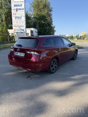 Sarkans Toyota Auris 2018 Rīga, ar dzinēja tilpumu 1.80 L un nobraukumu 109 tūkst. km par 12700 €, foto 4 vietnē AUTOMOTO.COM.LV