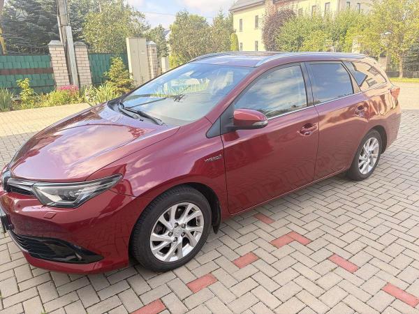 Sarkans Toyota Auris 2018 Viļņa, ar dzinēja tilpumu 1.80 L un nobraukumu 138 tūkst. km par 11200 €, foto 1 vietnē AUTOMOTO.COM.LV