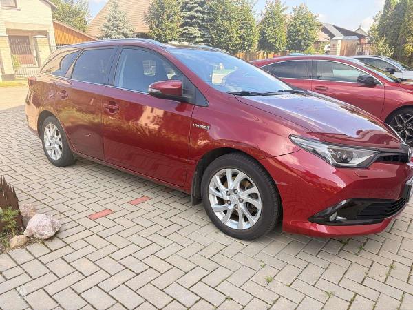 Sarkans Toyota Auris 2018 Viļņa, ar dzinēja tilpumu 1.80 L un nobraukumu 138 tūkst. km par 11200 €, foto 2 vietnē AUTOMOTO.COM.LV