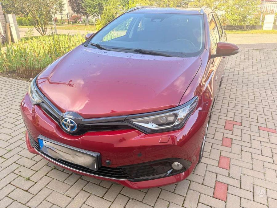 Red Toyota Auris 2018 in Vilnius, with an engine capacity of 1.80 L and mileage of 138 thousand km for 11200 €, photo 6 on AUTOMOTO.COM.LV
