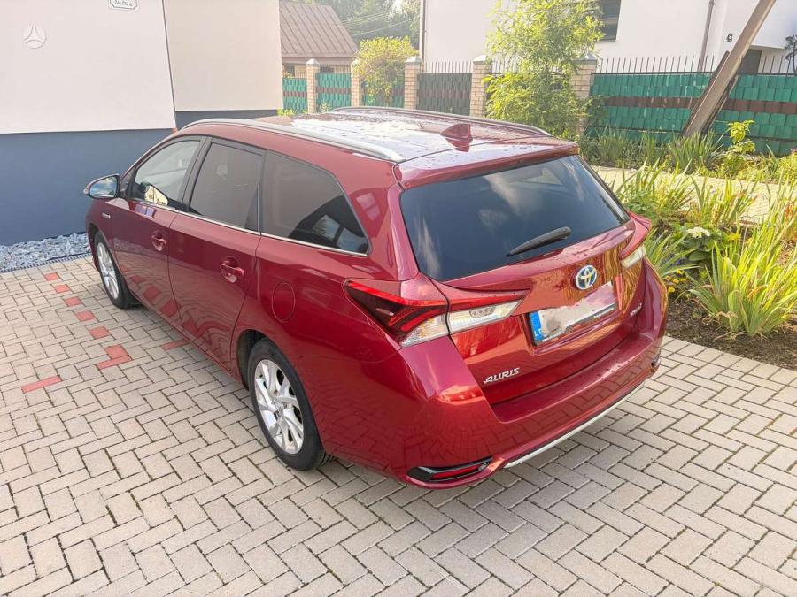 Red Toyota Auris 2018 in Vilnius, with an engine capacity of 1.80 L and mileage of 138 thousand km for 11200 €, photo 7 on AUTOMOTO.COM.LV