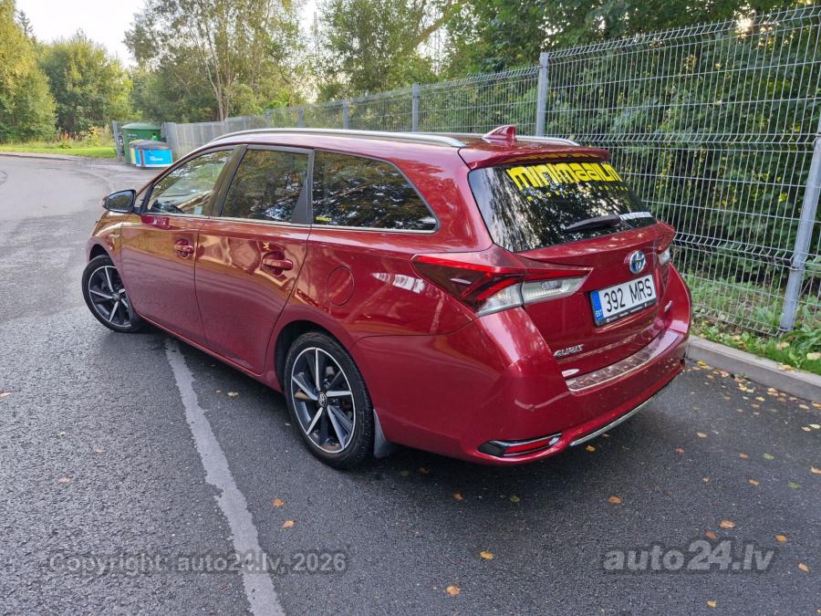 Красный Тойота Аурис 2018 в Таллин, объемом двигателя 1.80 л и пробегом 160 тыс. км за 12999 €, фото 3 на AUTOMOTO.COM.LV