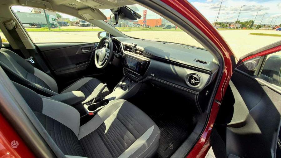 Красный Тойота Аурис 2019 в Таураге, объемом двигателя 1.80 л и пробегом 232 тыс. км за 7900 €, фото 11 на AUTOMOTO.COM.LV