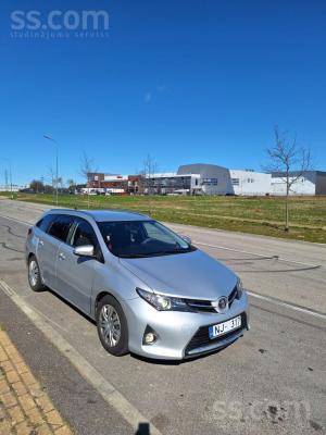 Toyota Auris 2013 in Riga, with an engine capacity of 1.40 L and mileage of 345 thousand km for 4100 €, photo  on AUTOMOTO.COM.LV