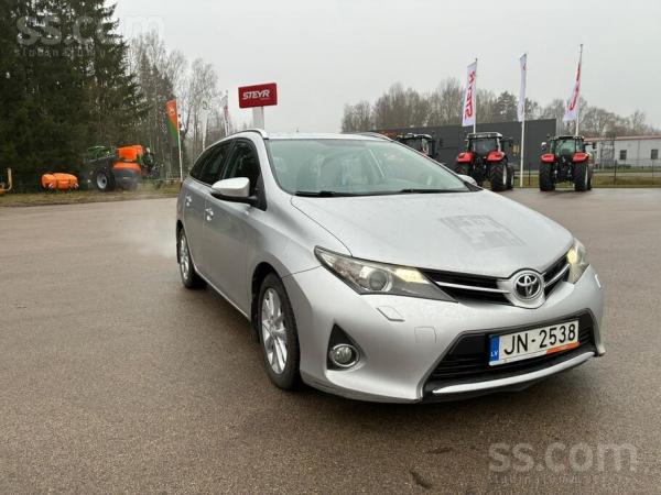 Toyota Auris 2014 in Jelgava, with an engine capacity of 1.40 L and mileage of 311 thousand km for 3146 €, photo 1 on AUTOMOTO.COM.LV