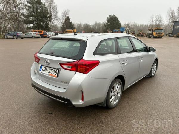 Toyota Auris 2014 in Jelgava, with an engine capacity of 1.40 L and mileage of 311 thousand km for 3146 €, photo 3 on AUTOMOTO.COM.LV