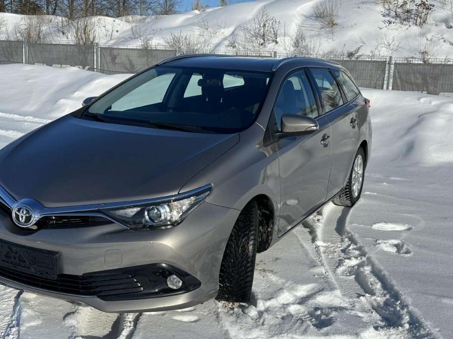 Toyota Auris 2016 in Ukmerge, with an engine capacity of 1.60 L and mileage of 192 thousand km for 7250 €, photo 1 on AUTOMOTO.COM.LV
