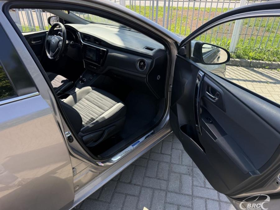 Toyota Auris 2016 in Klaipeda, with an engine capacity of 1.80 L and mileage of 267 thousand km for 7500 €, photo 4 on AUTOMOTO.COM.LV
