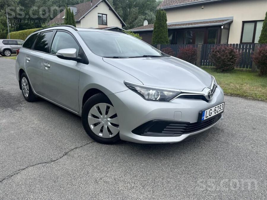 Toyota Auris 2018 in Riga, with an engine capacity of 1.40 L and mileage of 171 thousand km for 6950 €, photo 4 on AUTOMOTO.COM.LV