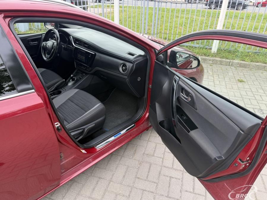 Toyota Auris 2018 in Klaipeda, with an engine capacity of 1.80 L and mileage of 241 thousand km for 8900 €, photo 4 on AUTOMOTO.COM.LV